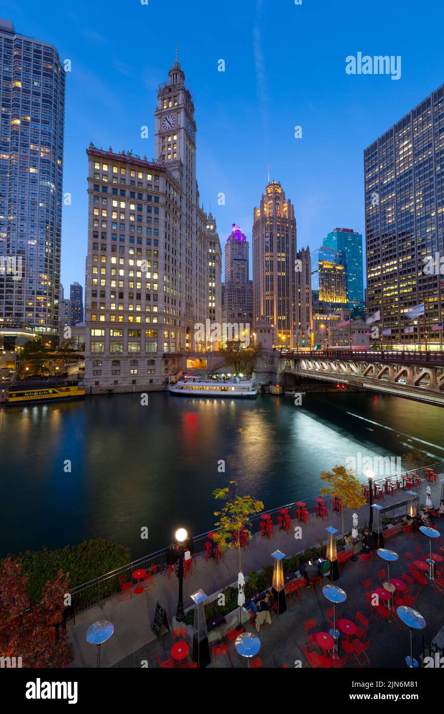 View of the Chicago downtown over the river Stock Photo - Alamy