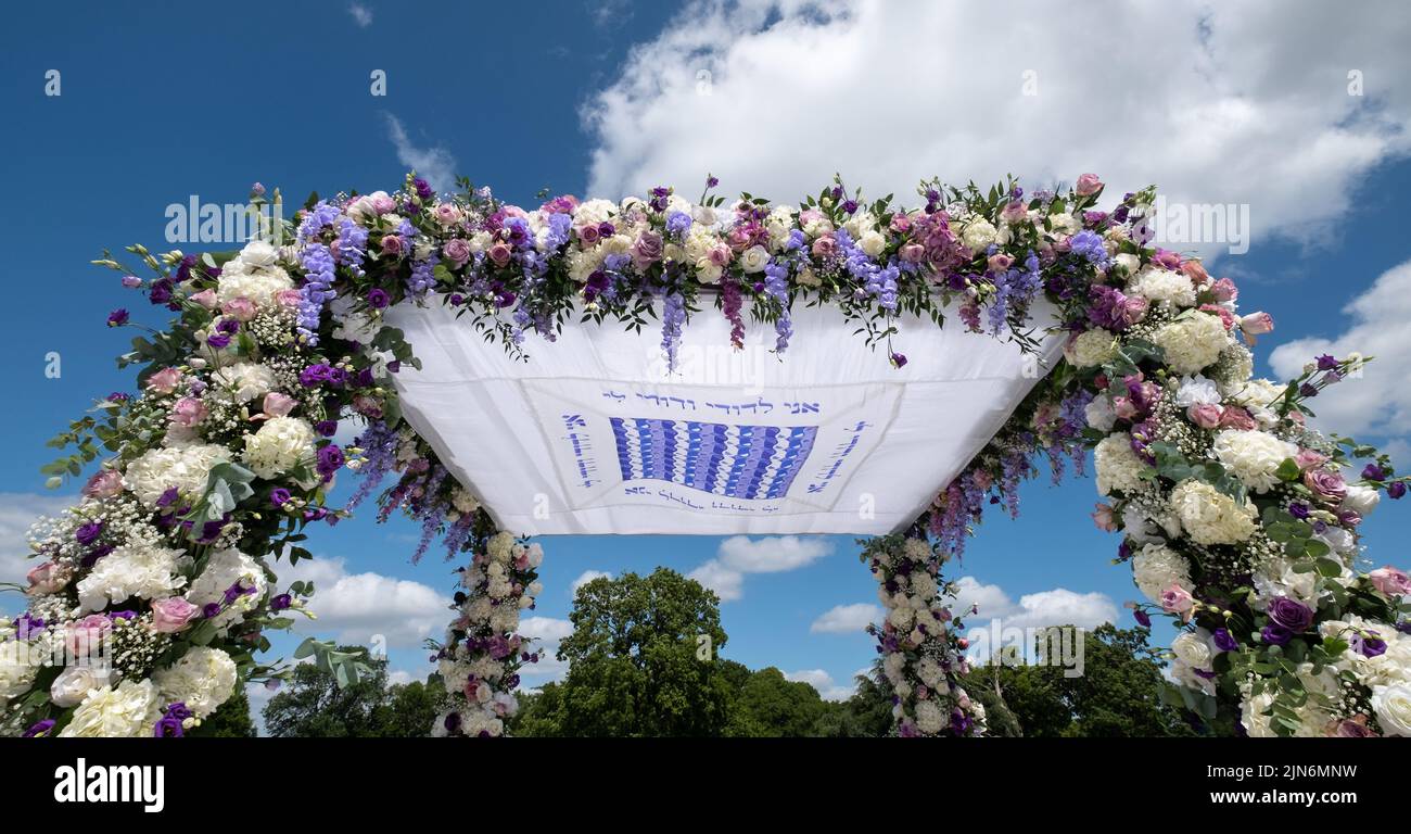 Jewish wedding canopy hi-res stock photography and images - Alamy