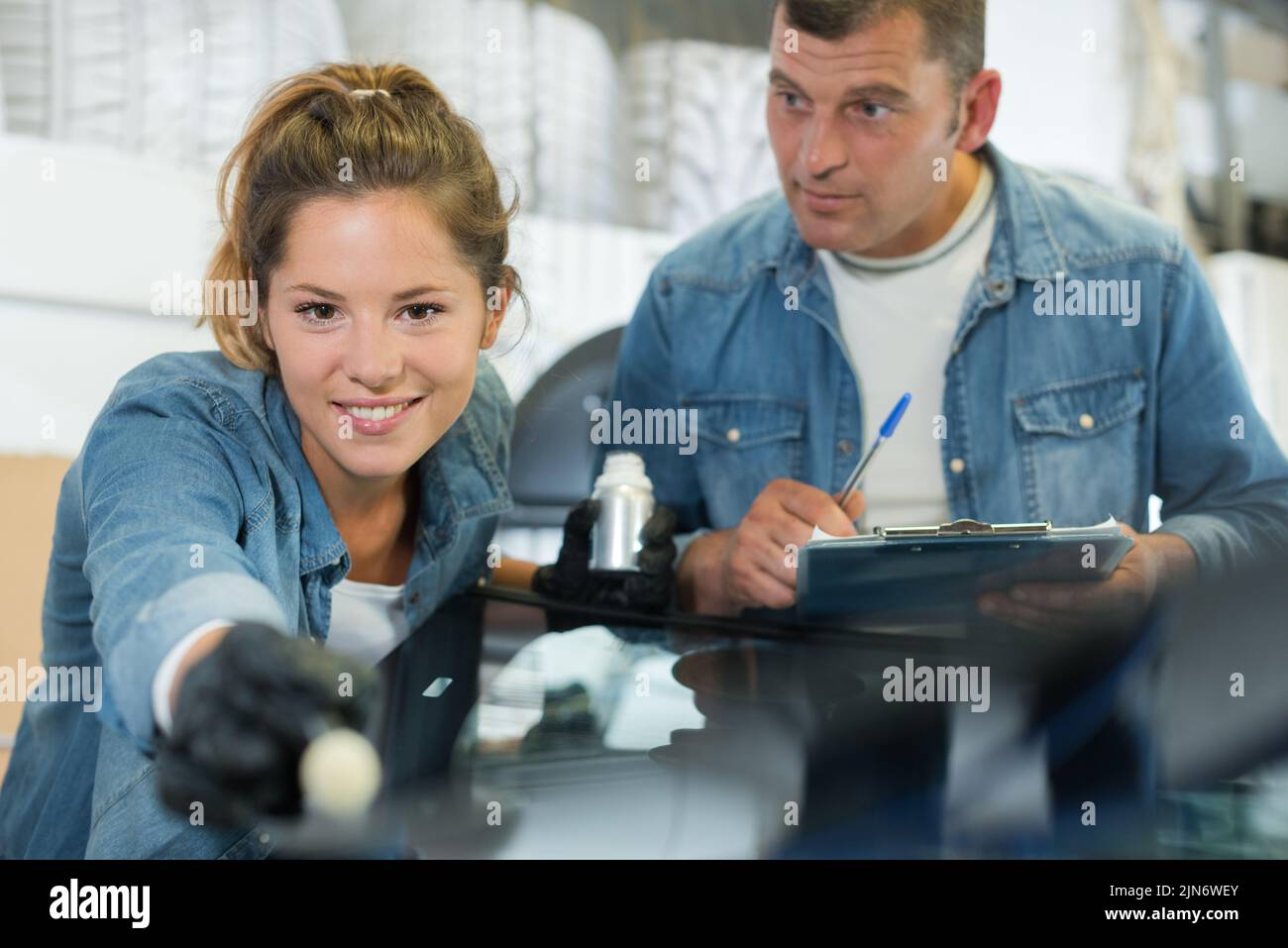 portrait of female auto mechanic in a garage Stock Photo - Alamy