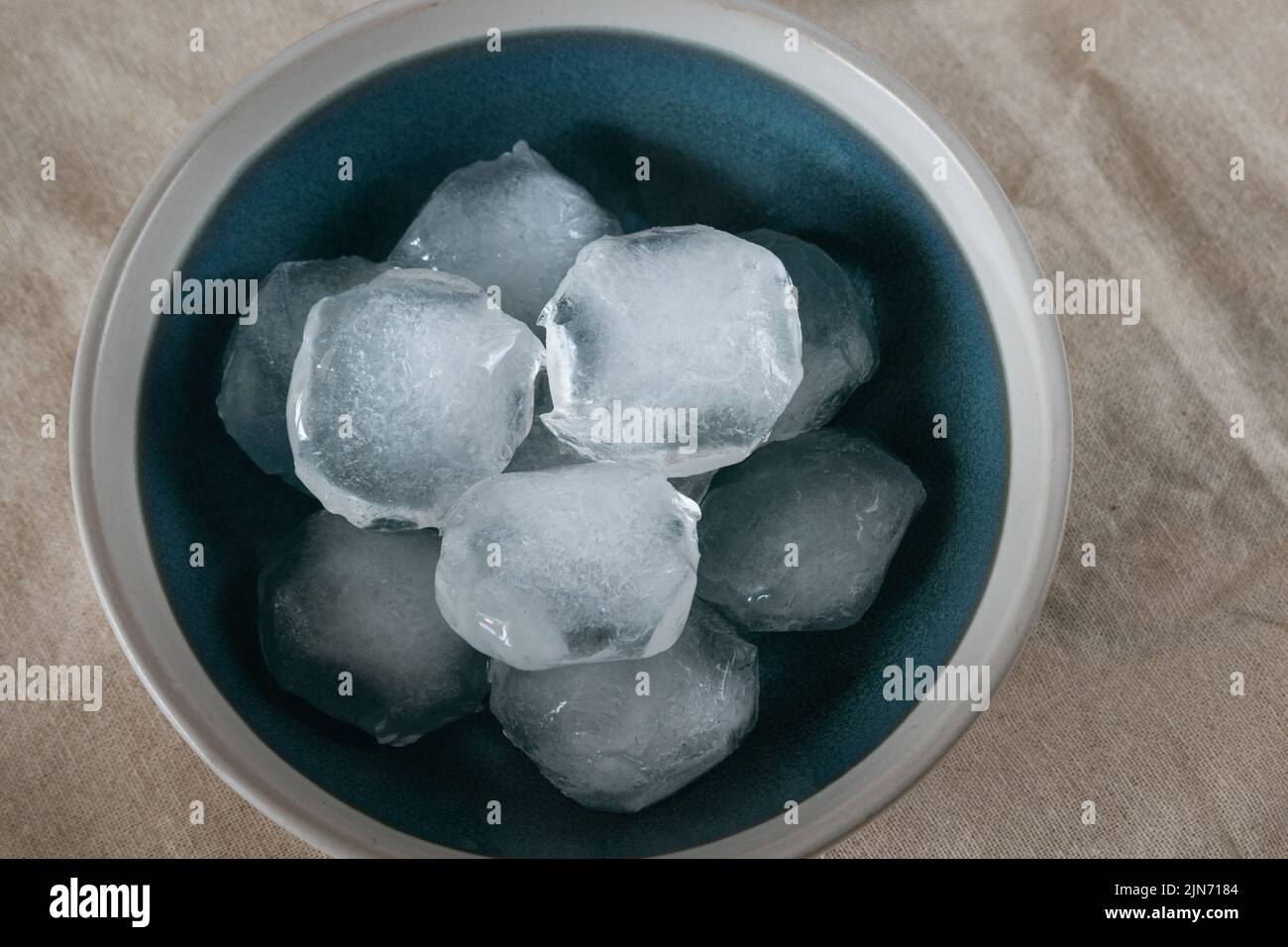 Real ice cubes hi-res stock photography and images - Alamy