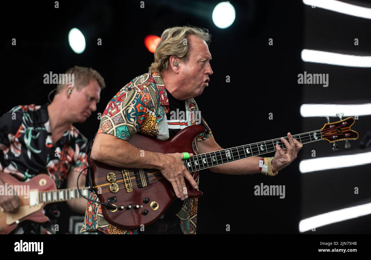 Mark king playing live music hi-res stock photography and images - Alamy