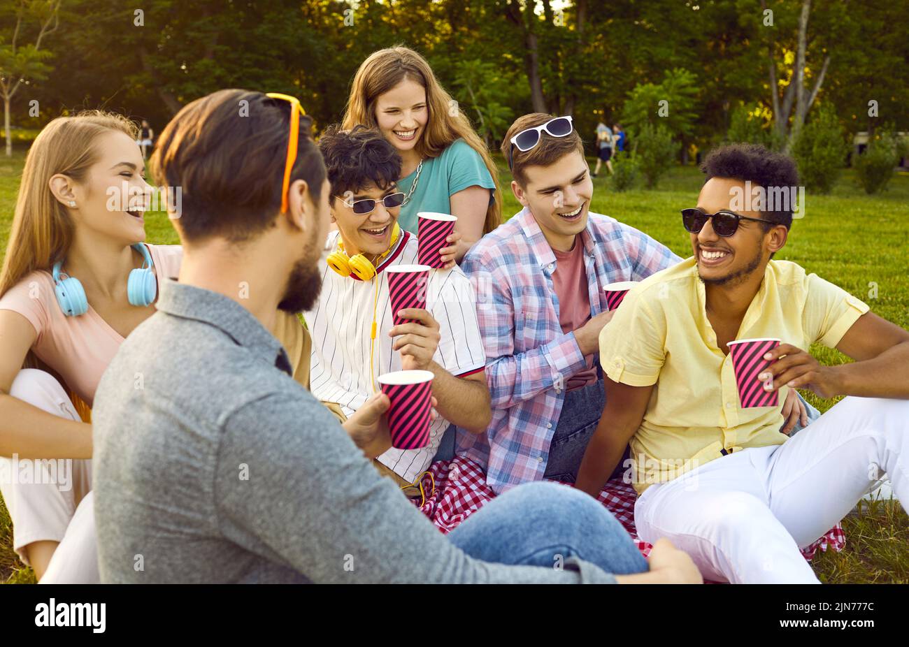 People gather in park hi-res stock photography and images - Alamy