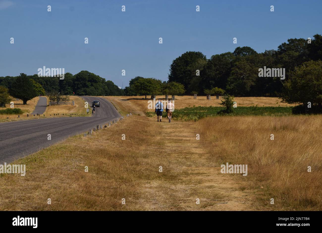 London, UK. 9th August 2022. People walk in scorching sunshine in a ...