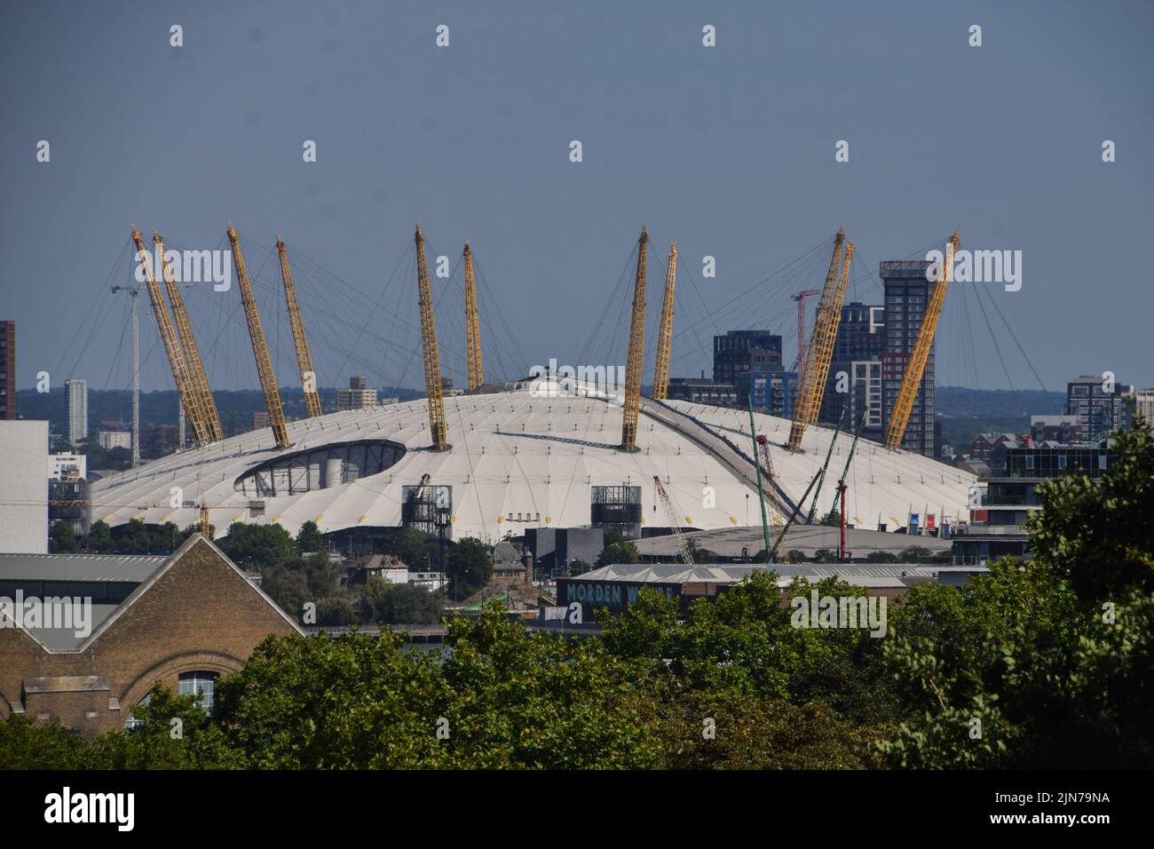 London, UK. 9th August 2022. Blue sky over the O2 Arena on a hot day as ...
