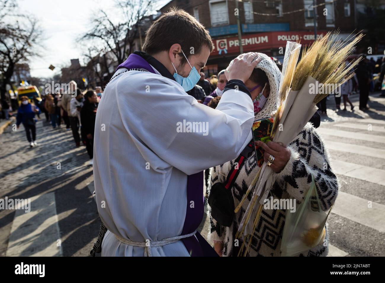 Buenos Aires, Argentina. 07th Aug, 2022. A priest blesses a devotee of ...