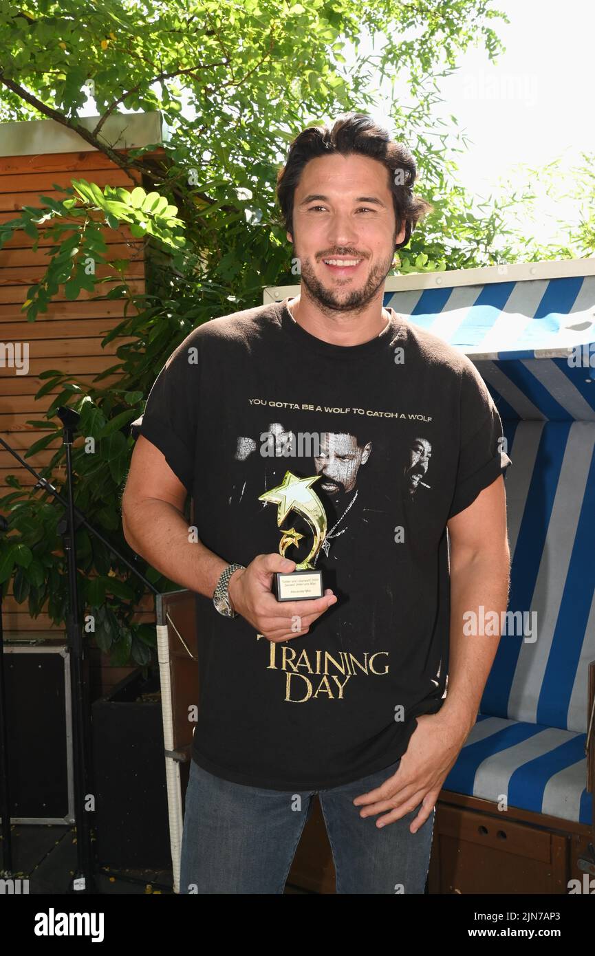 Cologne, Germany. 08th Aug, 2022. Actor Alexander Milo poses with award ...