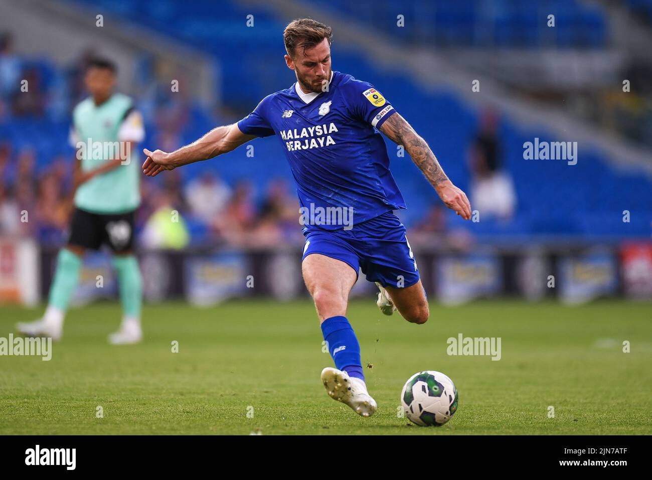 Joe Ralls #8 of Cardiff City shoots at goal Stock Photo - Alamy