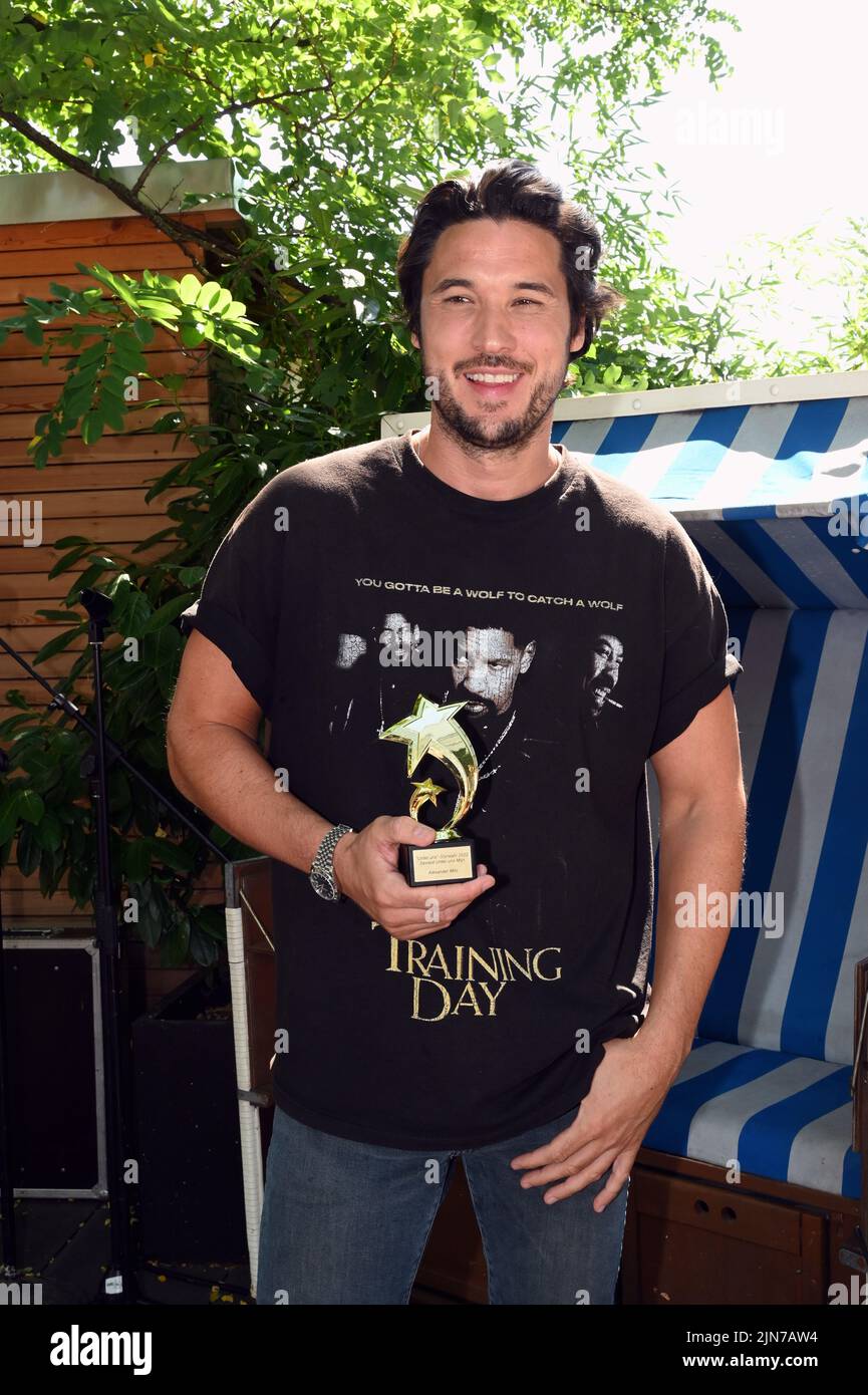 Cologne, Germany. 08th Aug, 2022. Actor Alexander Milo poses with award ...