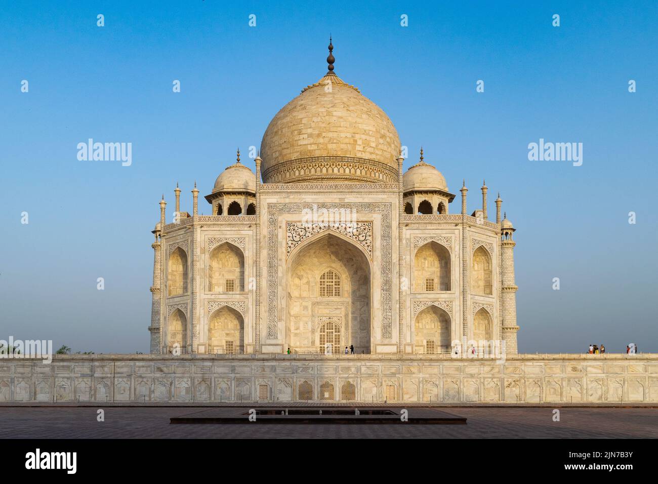 A shot of the Taj Mahal on blue sky background, Agra, India Stock Photo ...