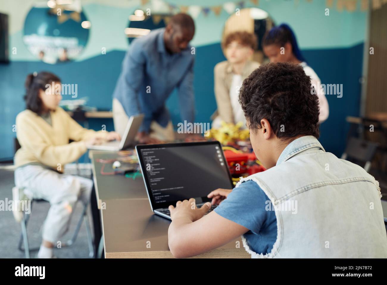 Boy girl laptop teamwork classroom hi-res stock photography and images ...