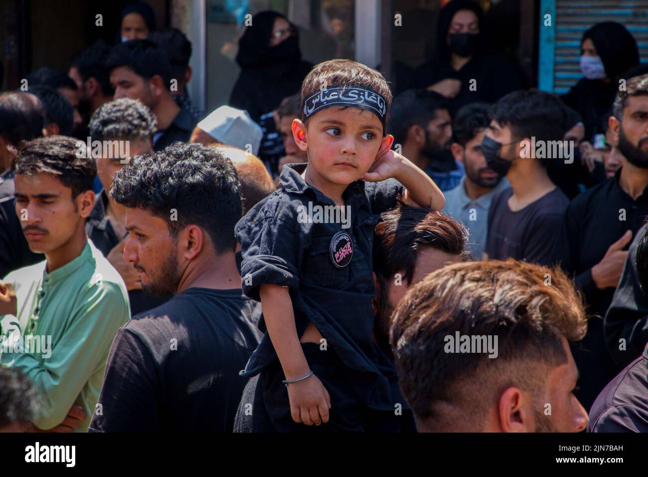 Srinagar, India. 08th Aug, 2022. Shiite Muslim mourner carries his ...