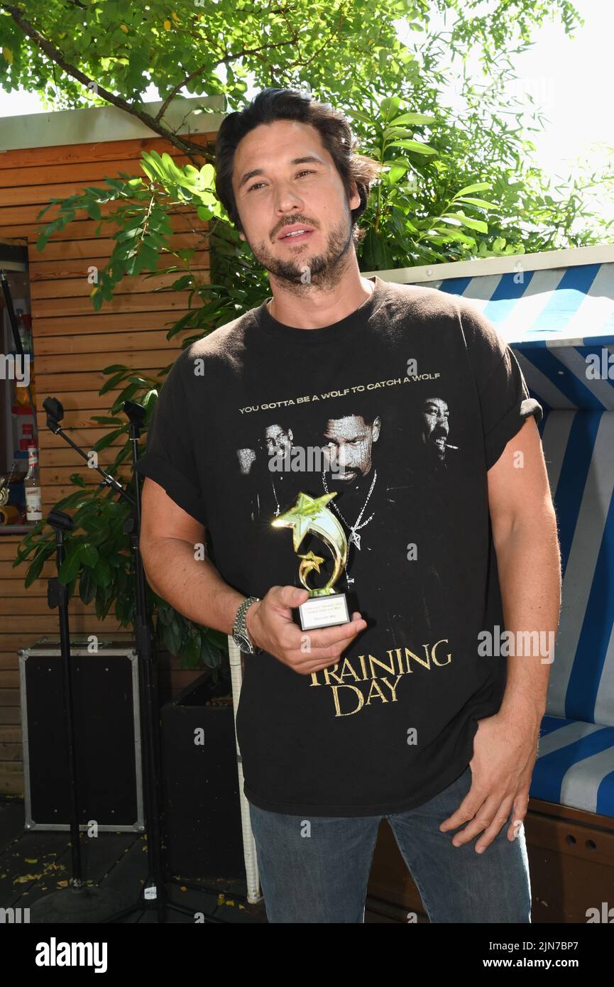 Cologne, Germany. 08th Aug, 2022. Actor Alexander Milo poses with award ...