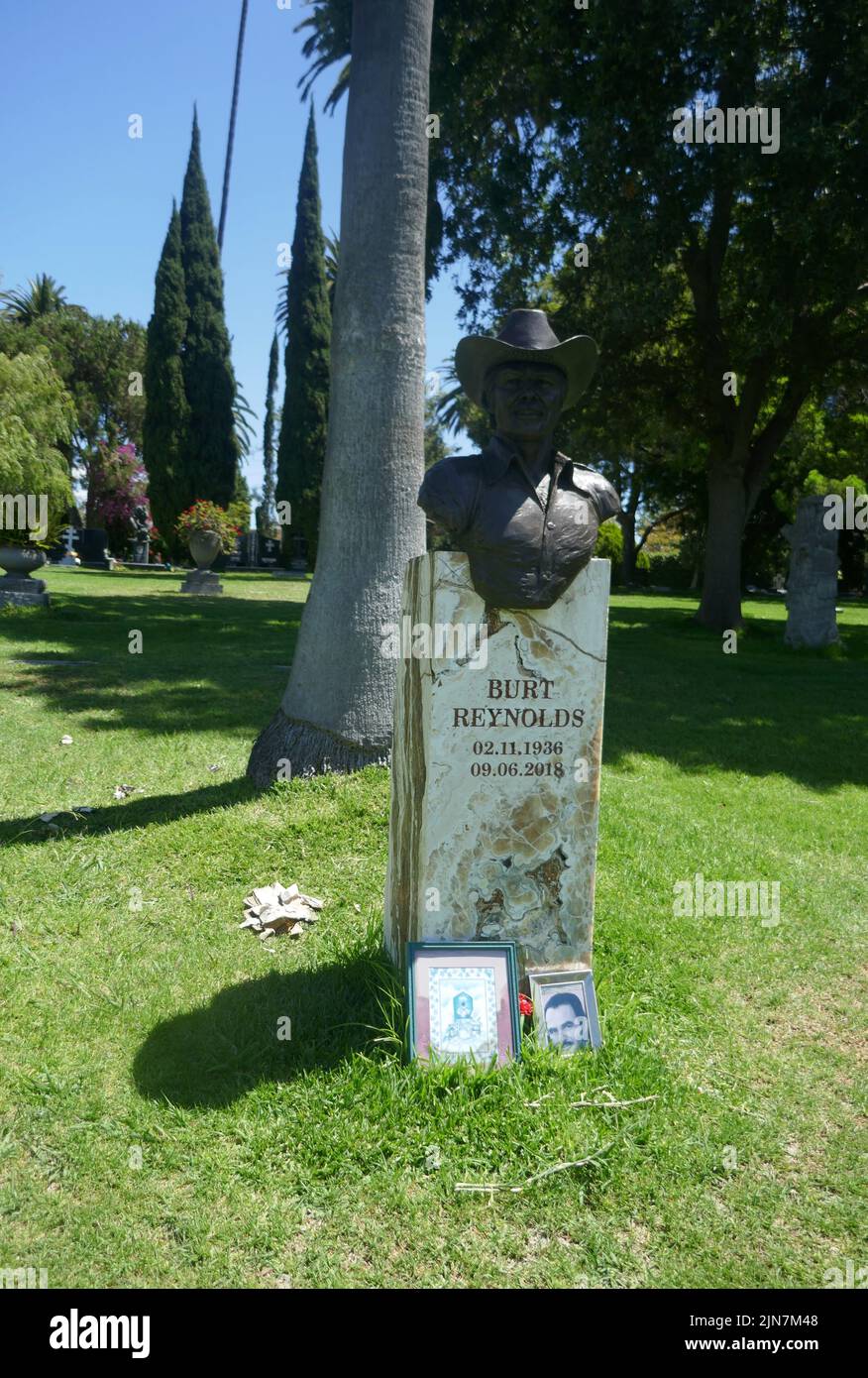 Los Angeles, California, USA 5th August 2022 Actor Burt Reynolds Grave ...