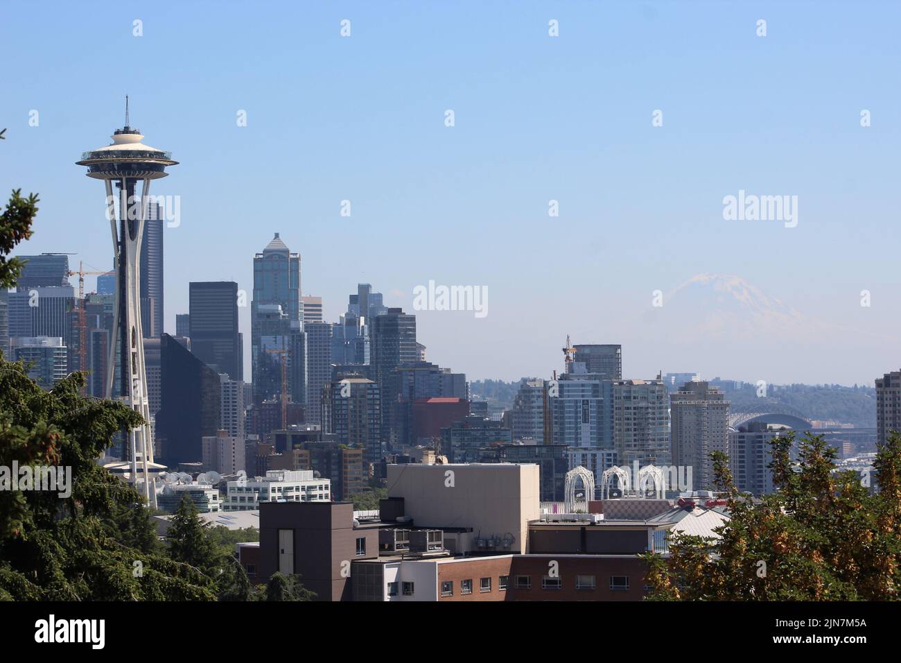 Seattle mount rainier space needle hi-res stock photography and images ...