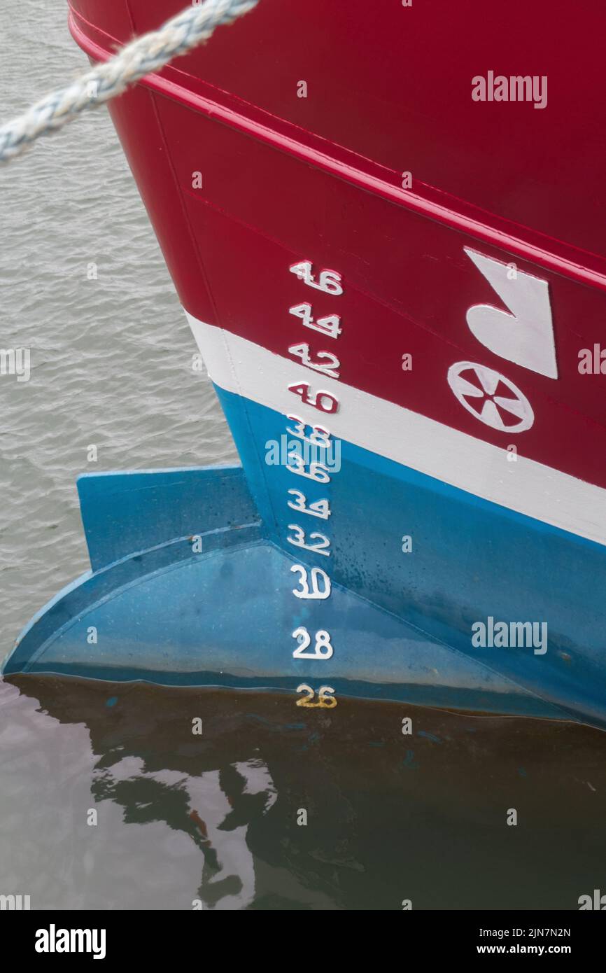 A closeup of a ship with draft or draught marks Stock Photo - Alamy