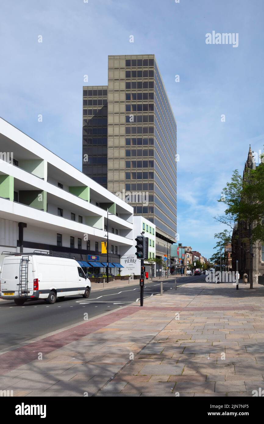 Albert road looking North with a Disused multi-storey tower office ...