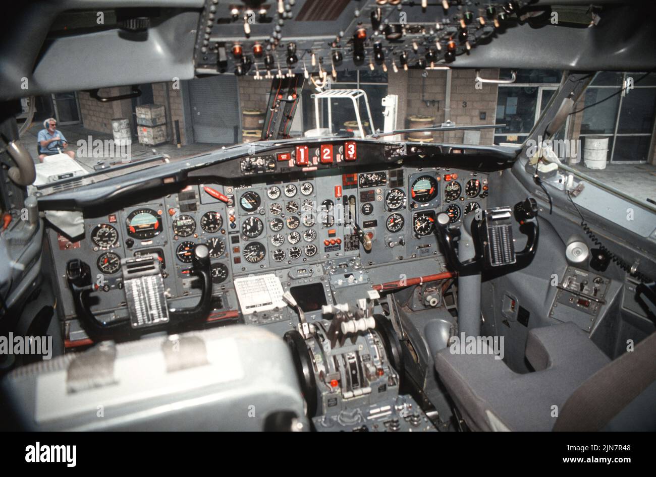 Pilots cockpit airliner hi-res stock photography and images - Alamy