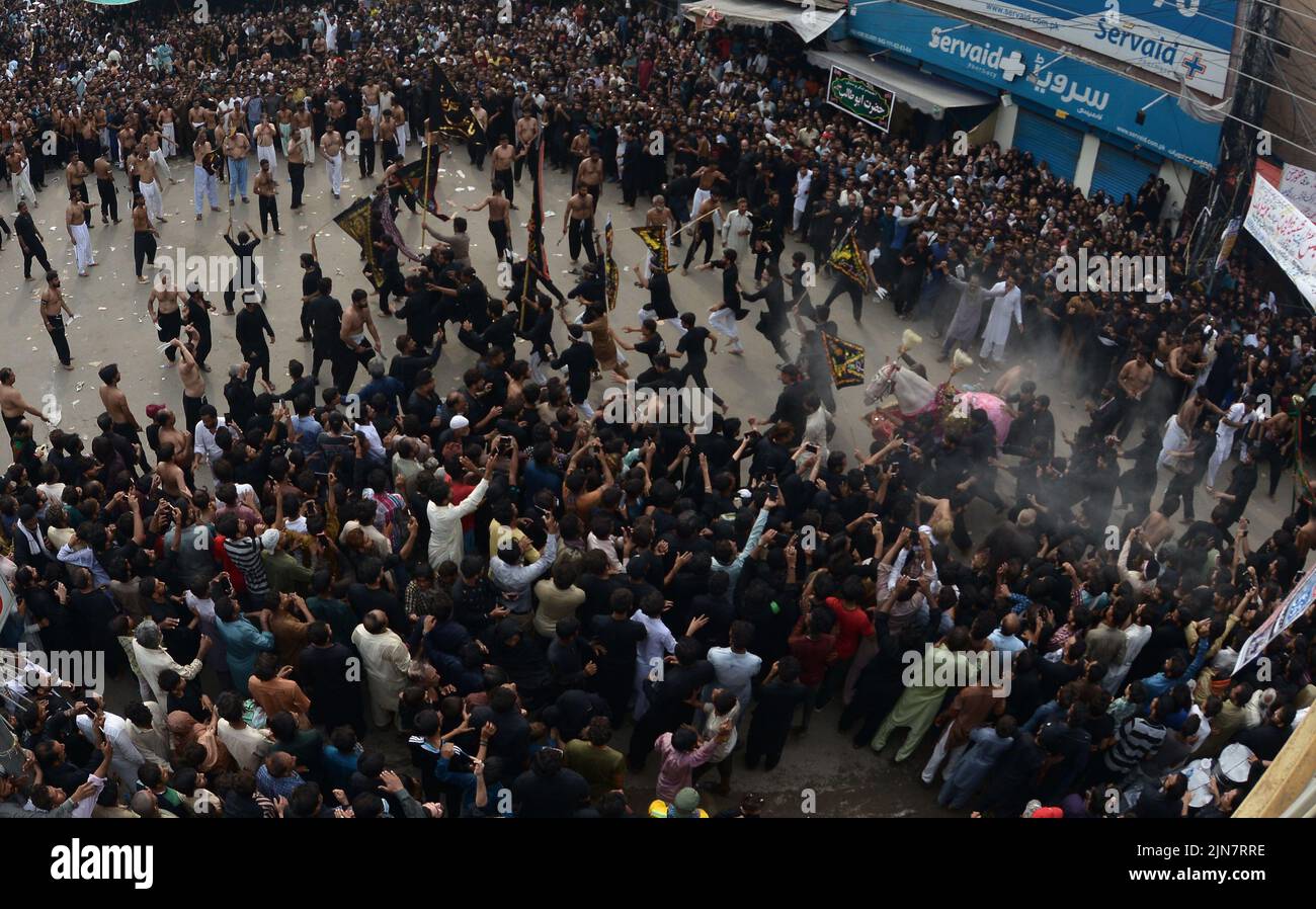 Lahore, Pakistan. 09th Aug, 2022. Pakistani Shiite Muslim mourners self ...