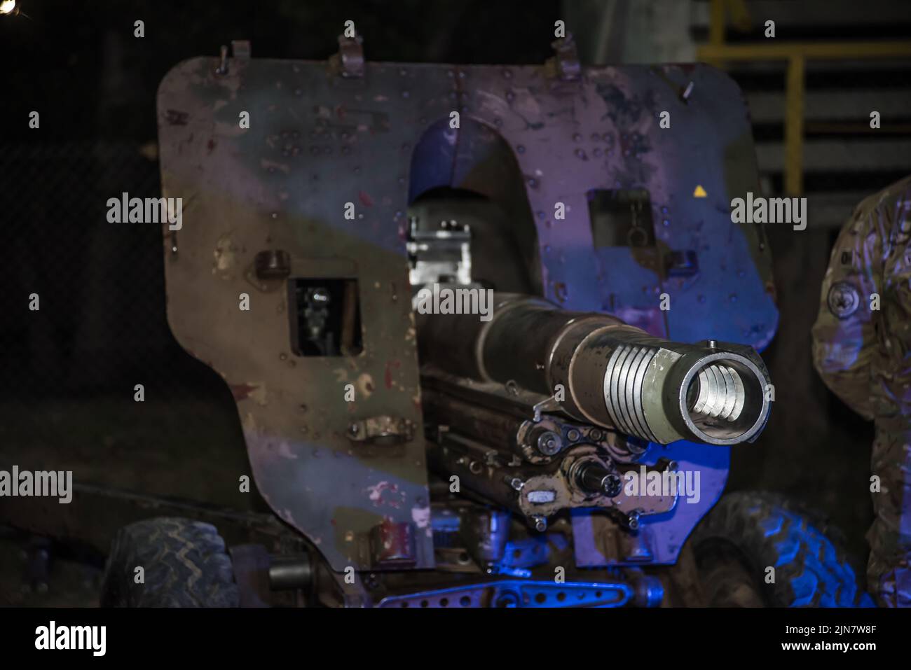 Gun howitzer hi-res stock photography and images - Alamy