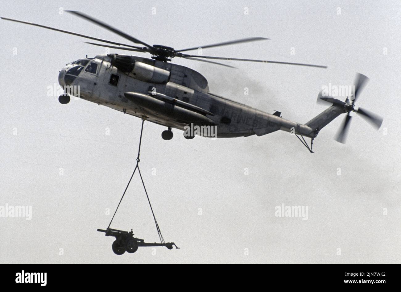 USMC CH-53D Sea Stallion delivering a howitzer Stock Photo - Alamy