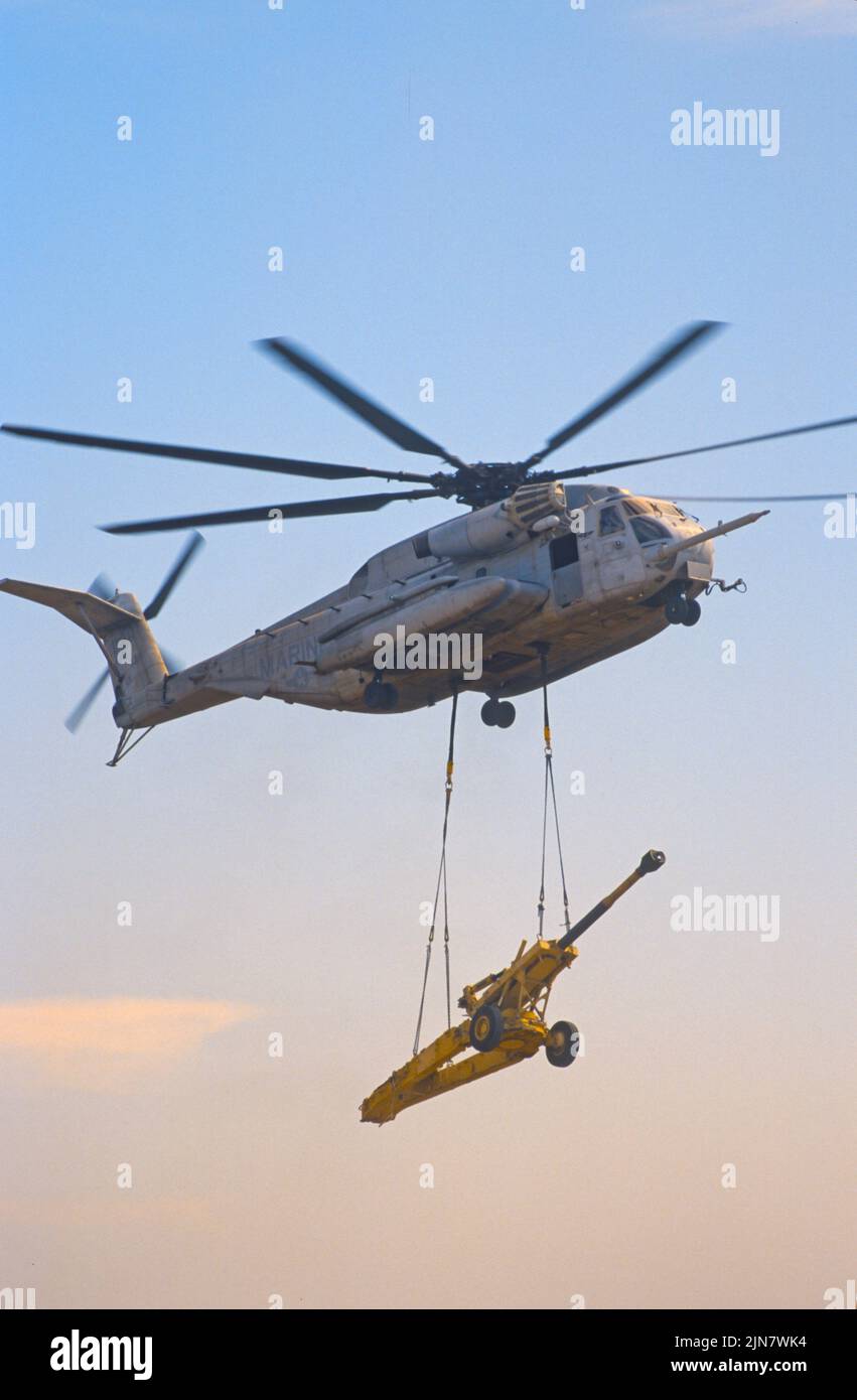 USMC CH-53E Super Stallion delivering a howitzer Stock Photo - Alamy