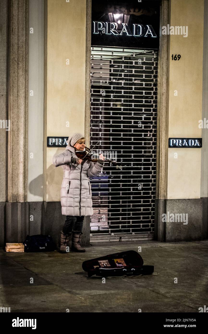 Violin performance scene hi-res stock photography and images - Alamy