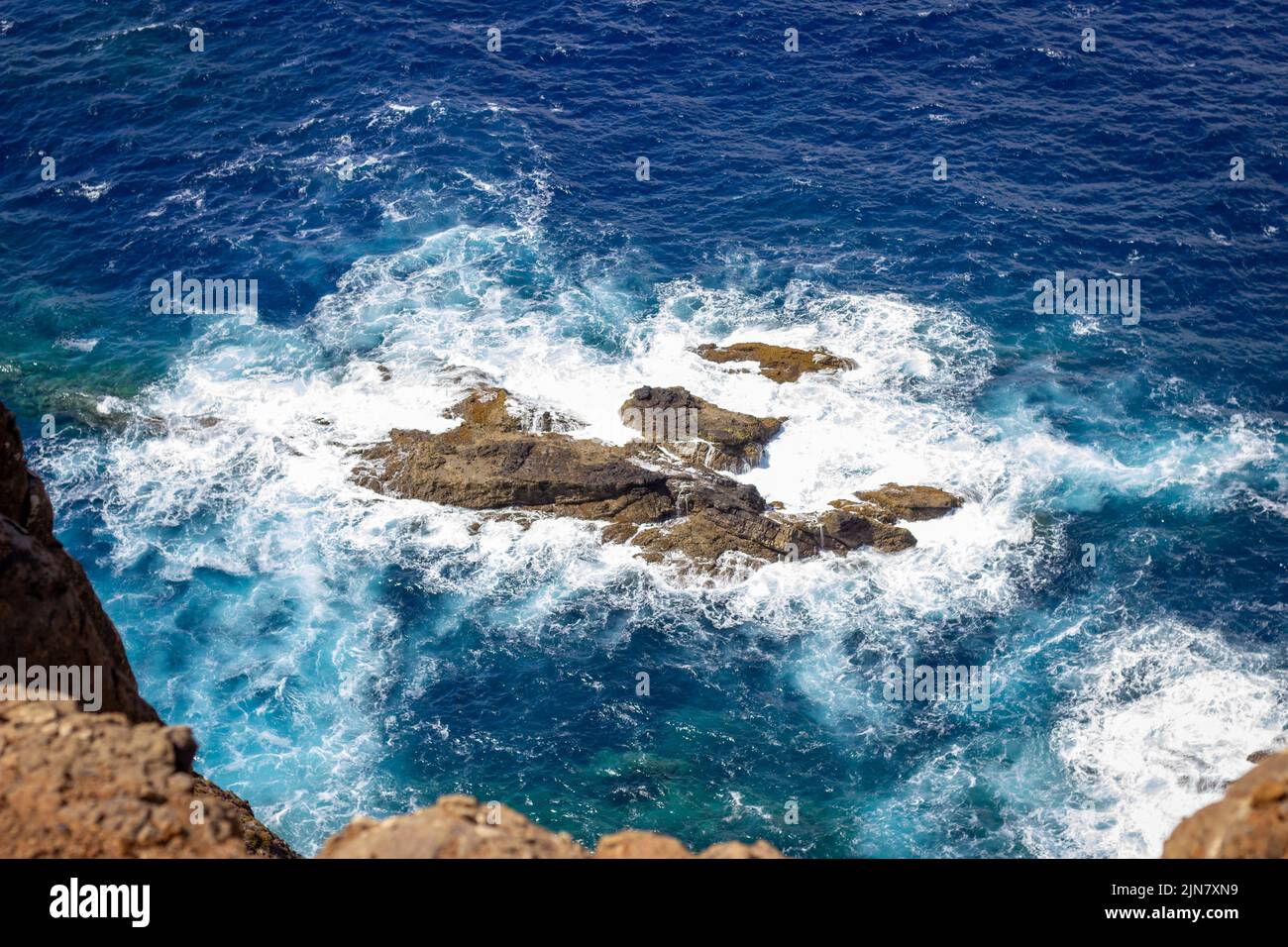 Waves from sea hitting rocks hi-res stock photography and images - Alamy