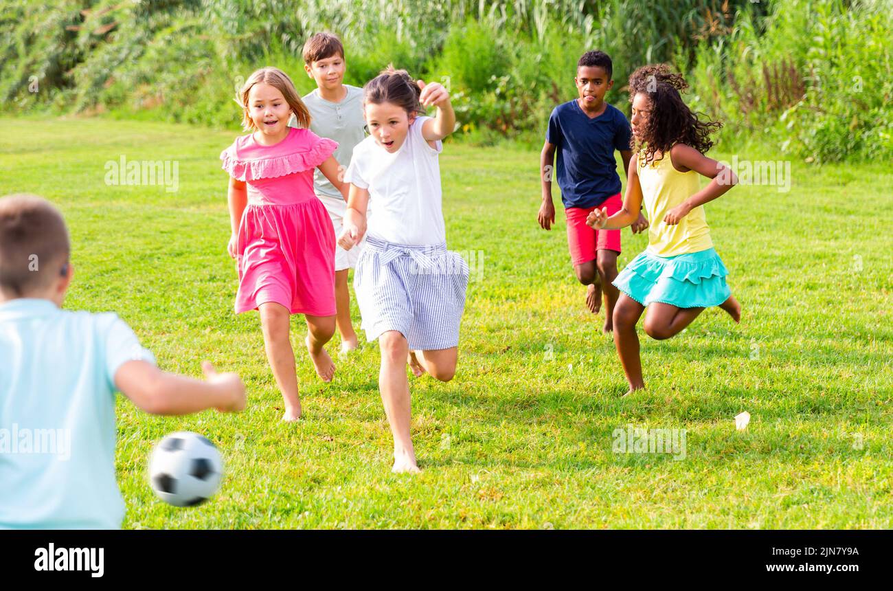 Tweenager friendship hi-res stock photography and images - Alamy