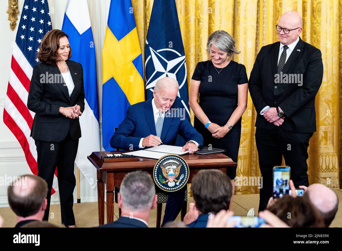 Washington, United States. 09th Aug, 2022. President Joe Biden signing ...