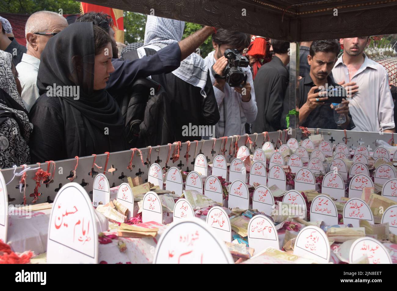 Islamabad, Pakistan. 8th Aug, 2022. Shiite Muslim mourners self ...