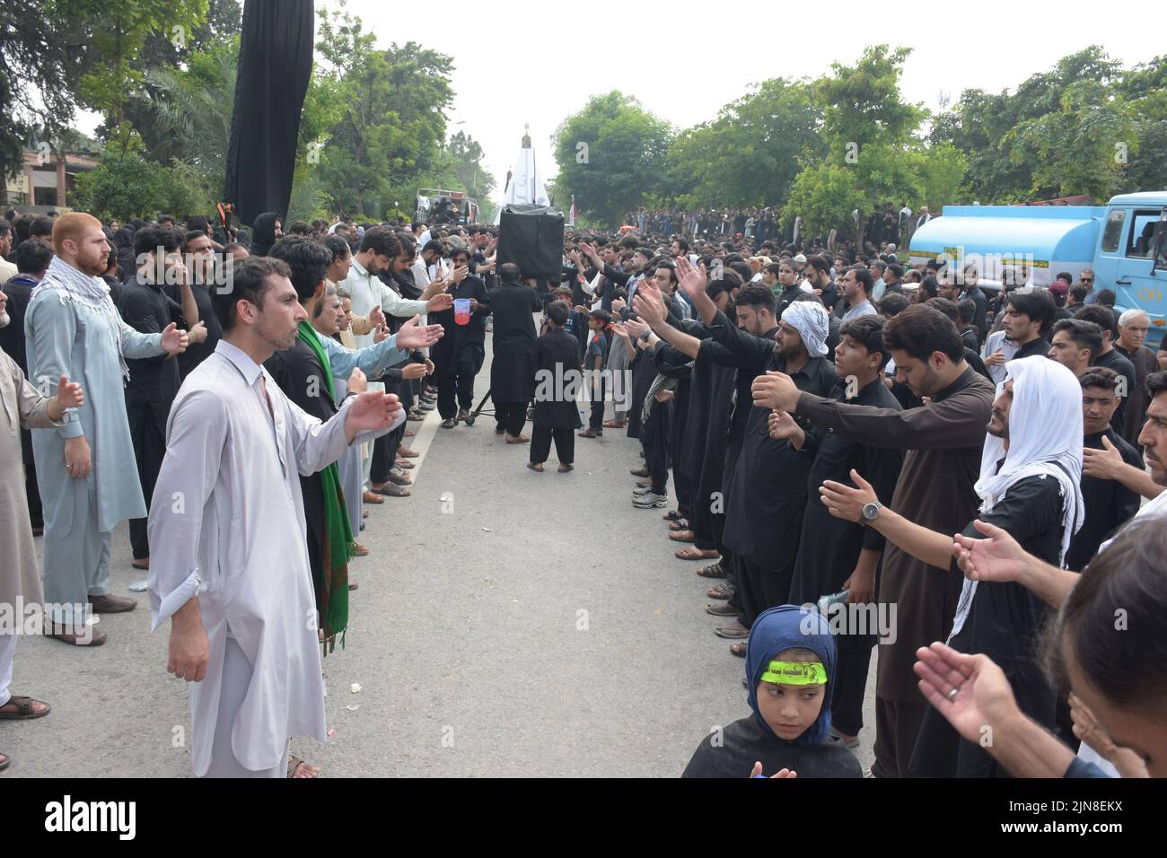 Islamabad, Pakistan. 8th Aug, 2022. Shiite Muslim mourners self ...