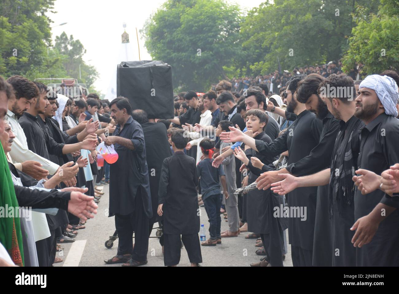 Islamabad, Pakistan. 8th Aug, 2022. Shiite Muslim mourners self ...
