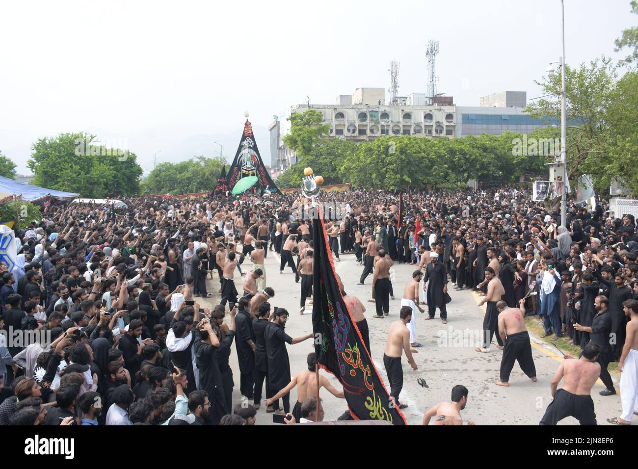 Islamabad, Pakistan. 8th Aug, 2022. Shiite Muslim mourners self ...