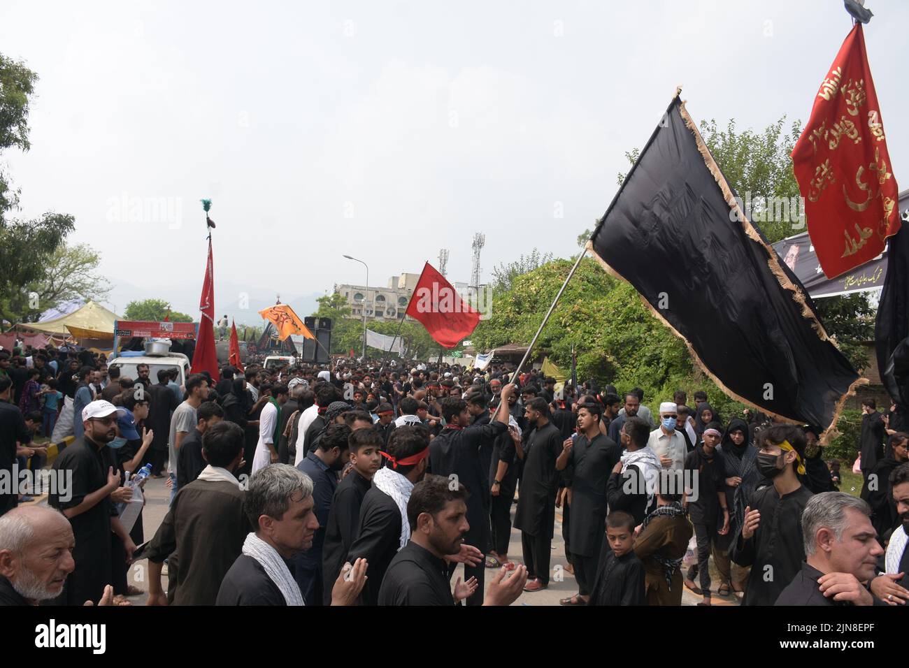 Islamabad, Pakistan. 8th Aug, 2022. Shiite Muslim mourners self ...
