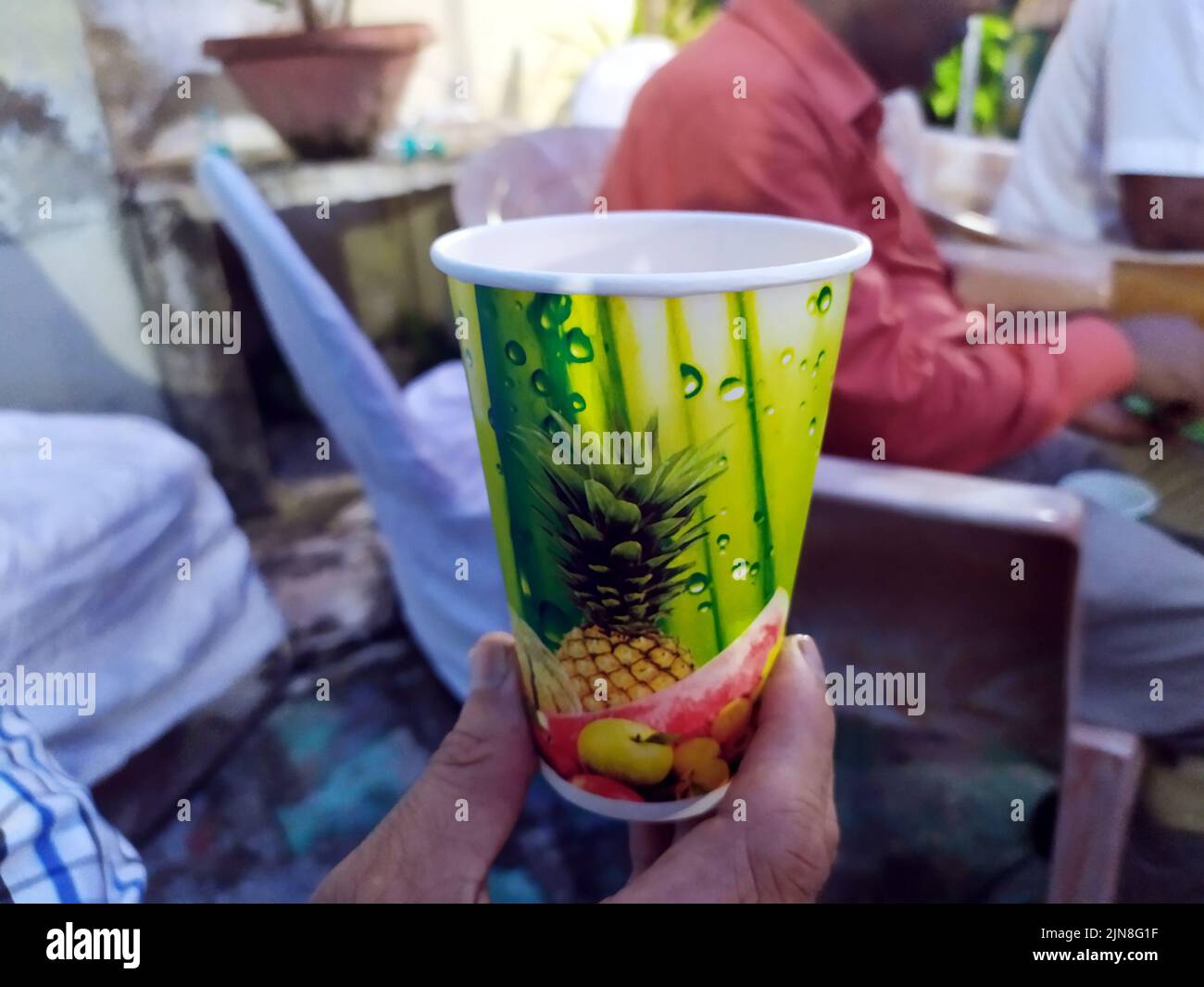 a paper drink glass hold in hand Stock Photo - Alamy