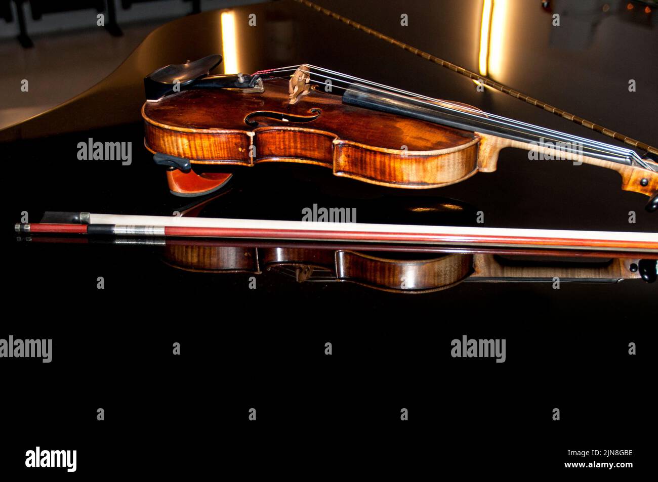 Professional violin on grand piano. Black background Stock Photo - Alamy