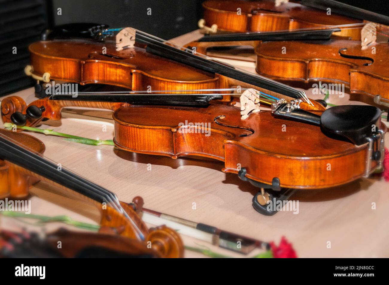 Violin violins table hi-res stock photography and images - Alamy