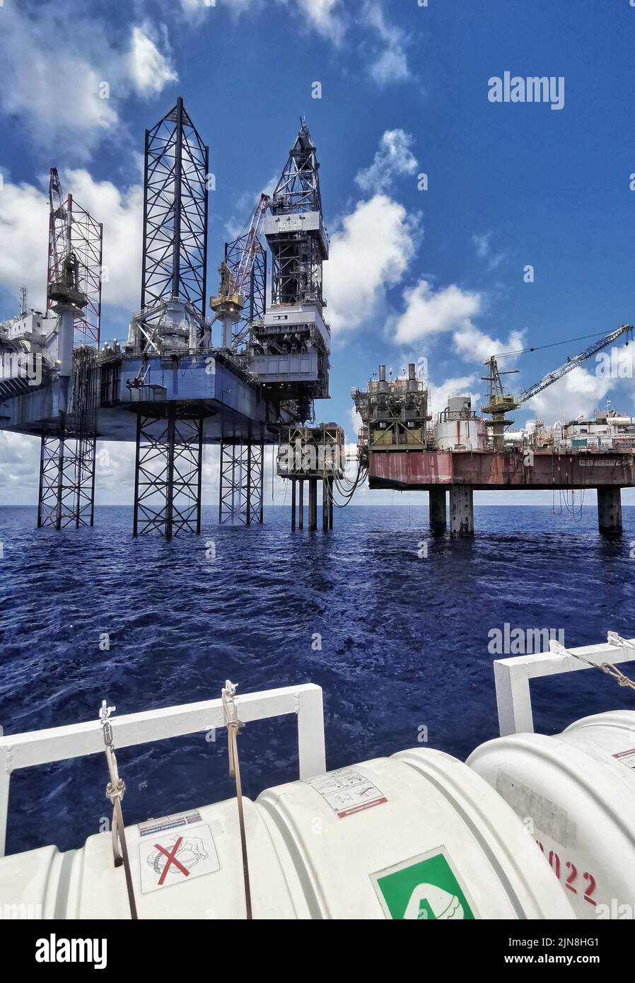 vessel approaching 500 meter zone to oil platform after received ...