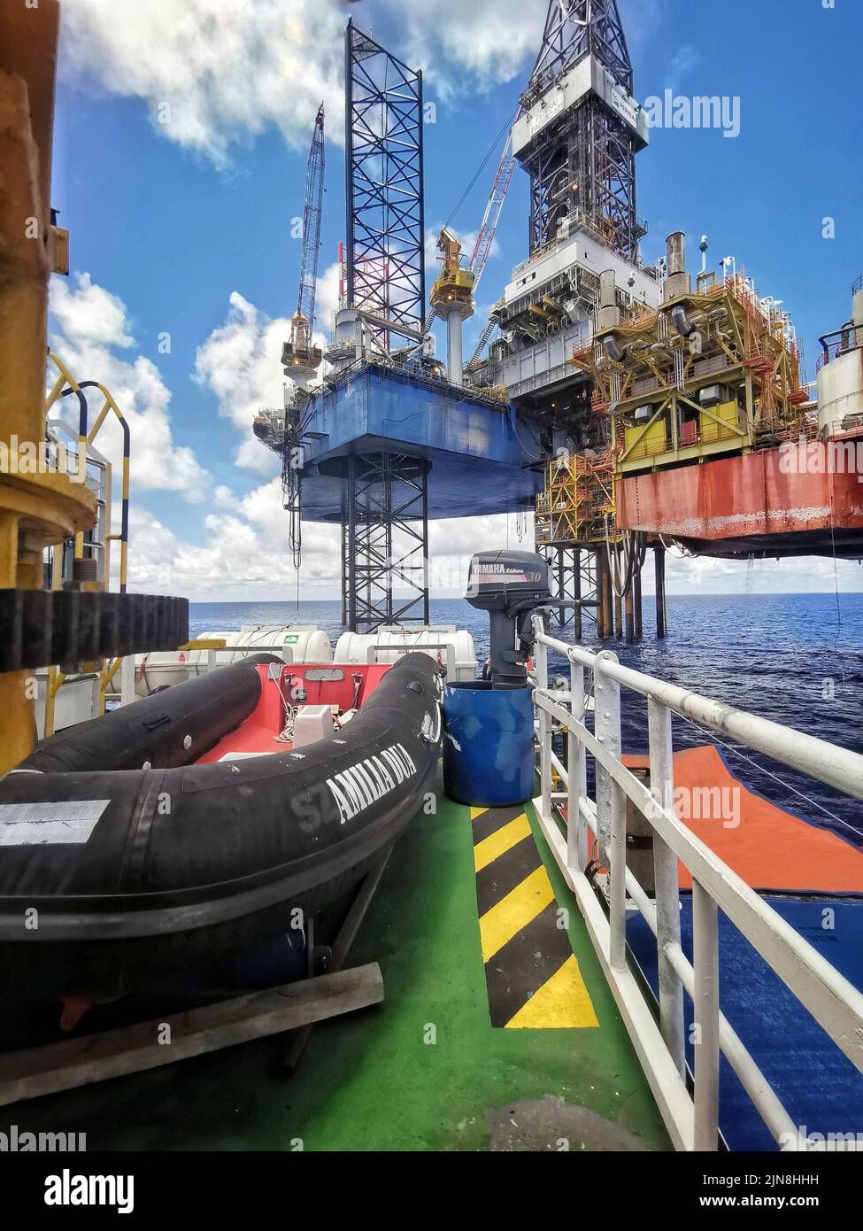 vessel approaching 500 meter zone to oil platform after received ...