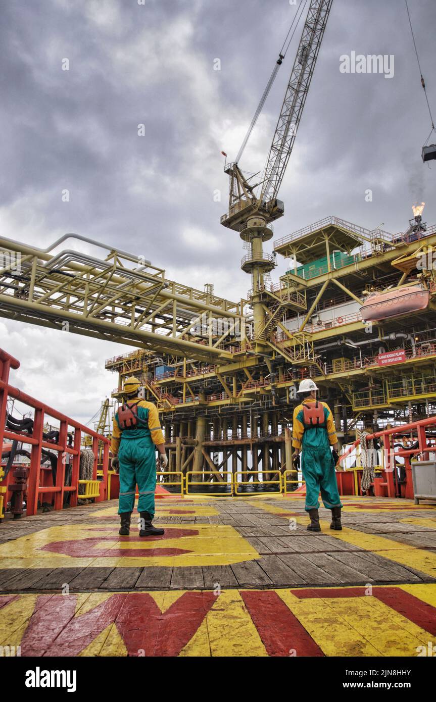 vessel approaching 500 meter zone to oil platform after received ...