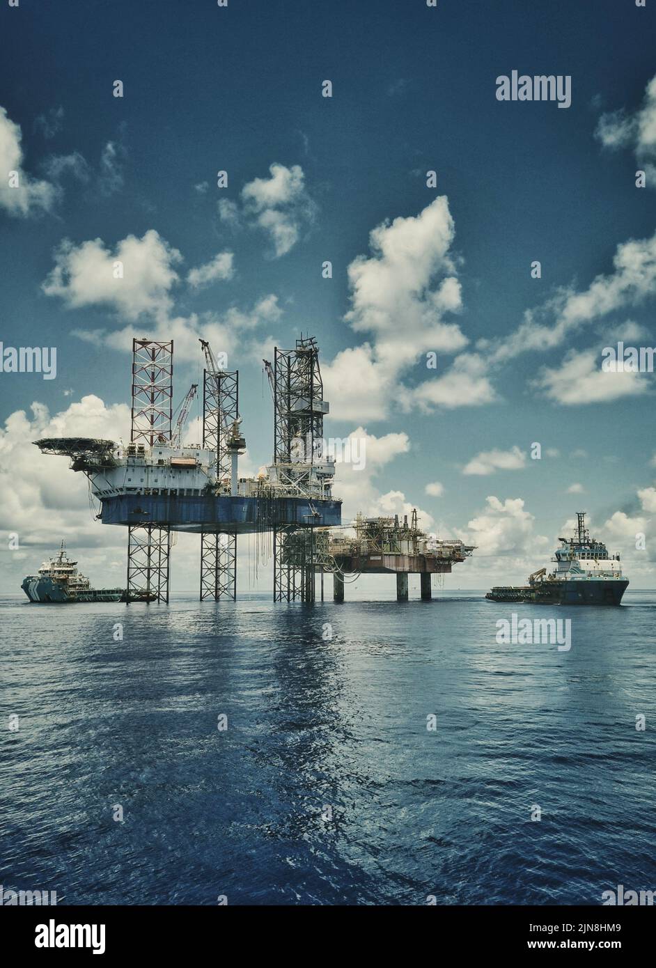 vessel approaching 500 meter zone to oil platform after received ...