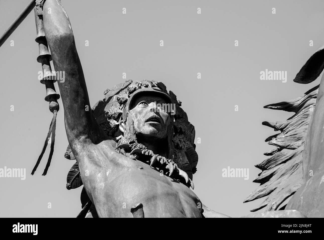 Statue native american in hi-res stock photography and images - Alamy