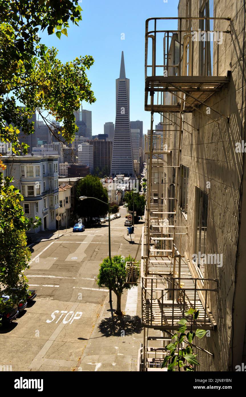 Apartment building exterior steps hi-res stock photography and images ...