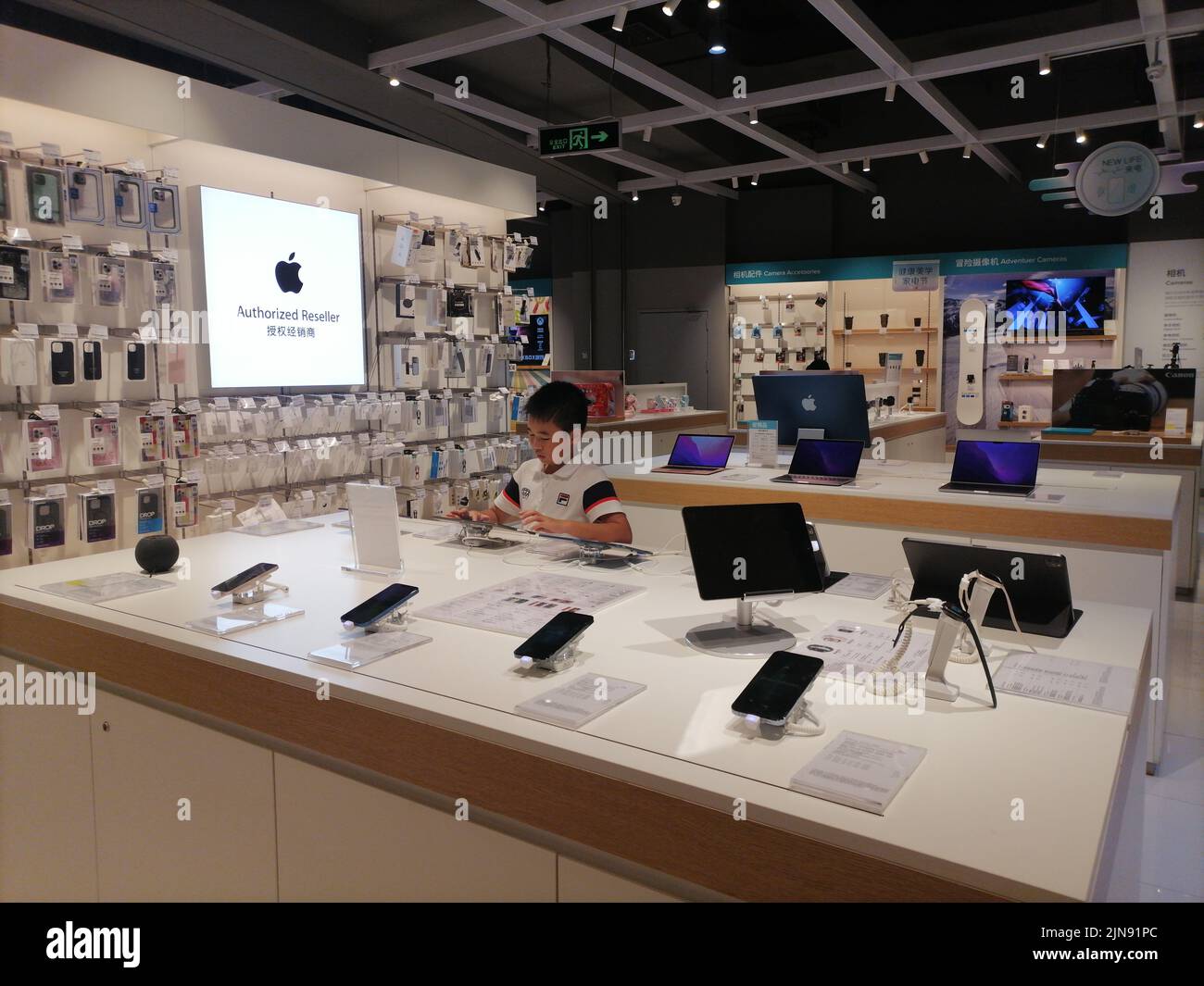 China shenzhen shopping mall phones hi-res stock photography and images ...