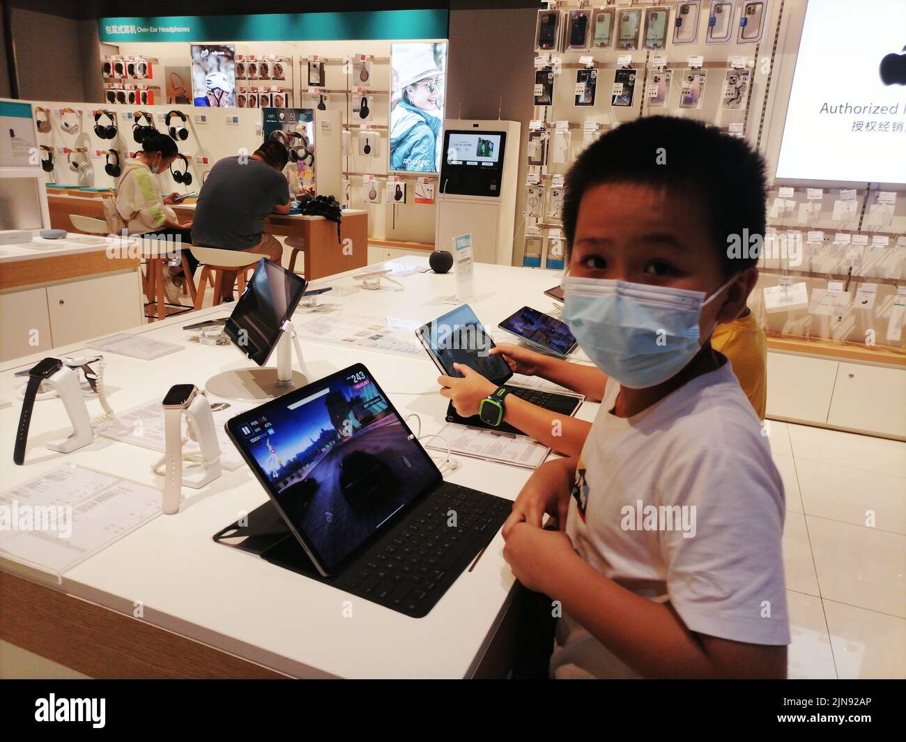 China shenzhen shopping mall phones hi-res stock photography and images ...