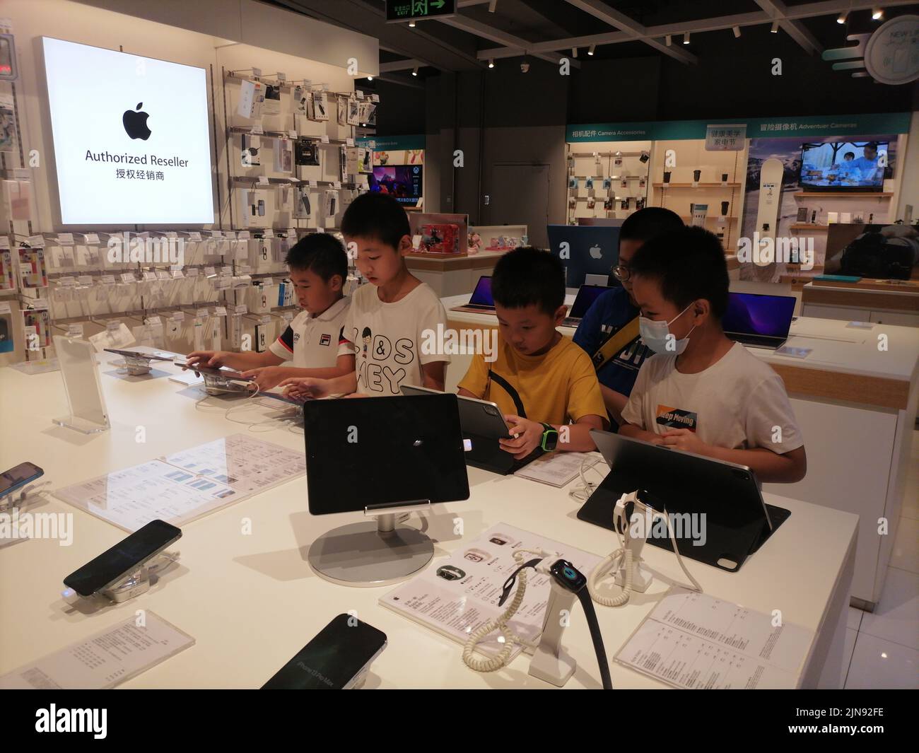 China shenzhen shopping mall phones hi-res stock photography and images ...