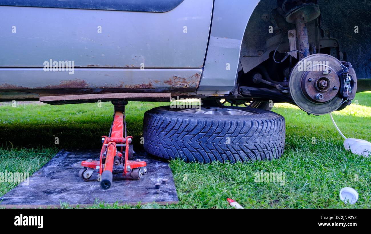 Take off the car wheels by car lift jack Stock Photo - Alamy