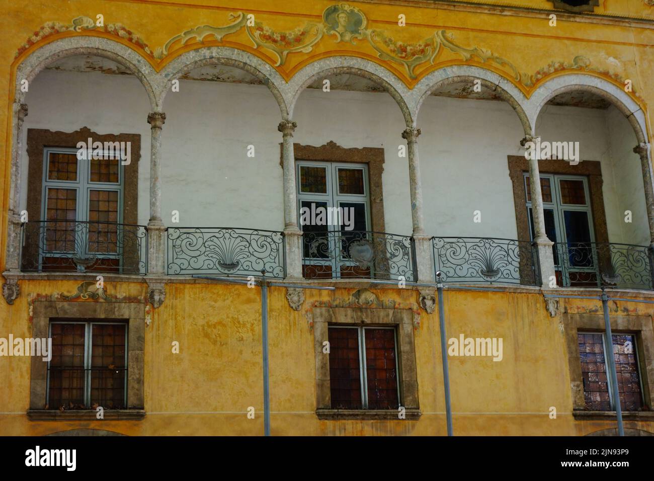 Yellow facade colonial building hi-res stock photography and images - Alamy