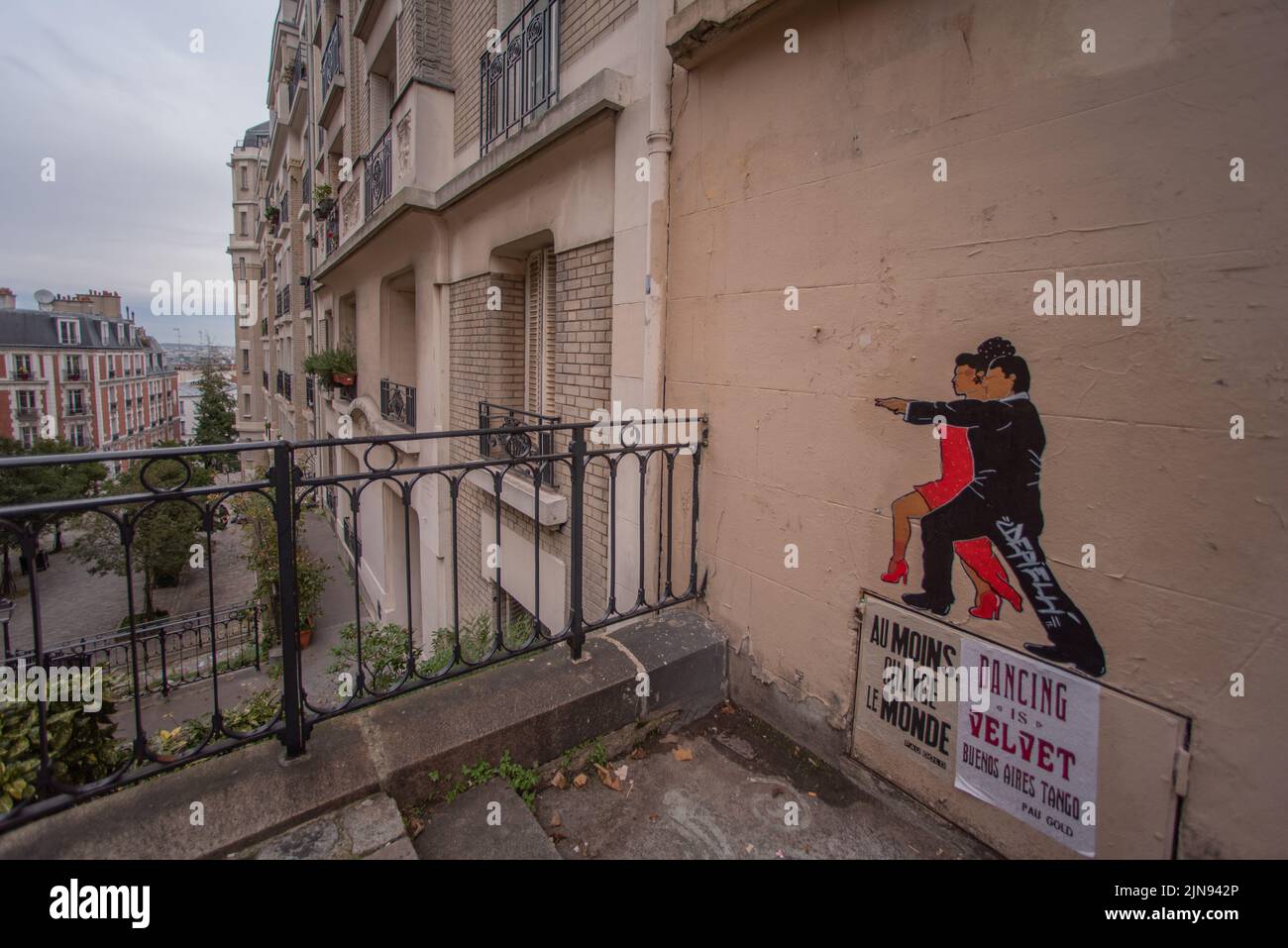 Paris, tango dancers mural Stock Photo - Alamy