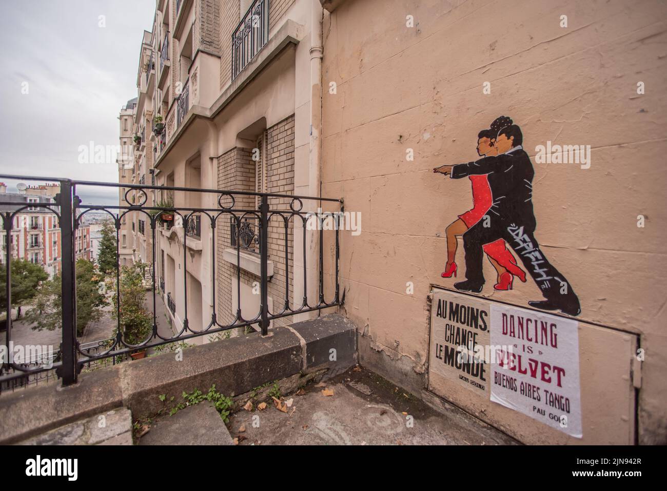 Paris, tango dancers mural Stock Photo - Alamy